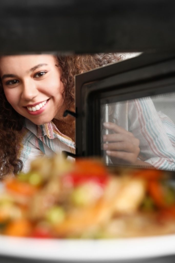 Can You Microwave Paper Plates And Keep Things Safe?