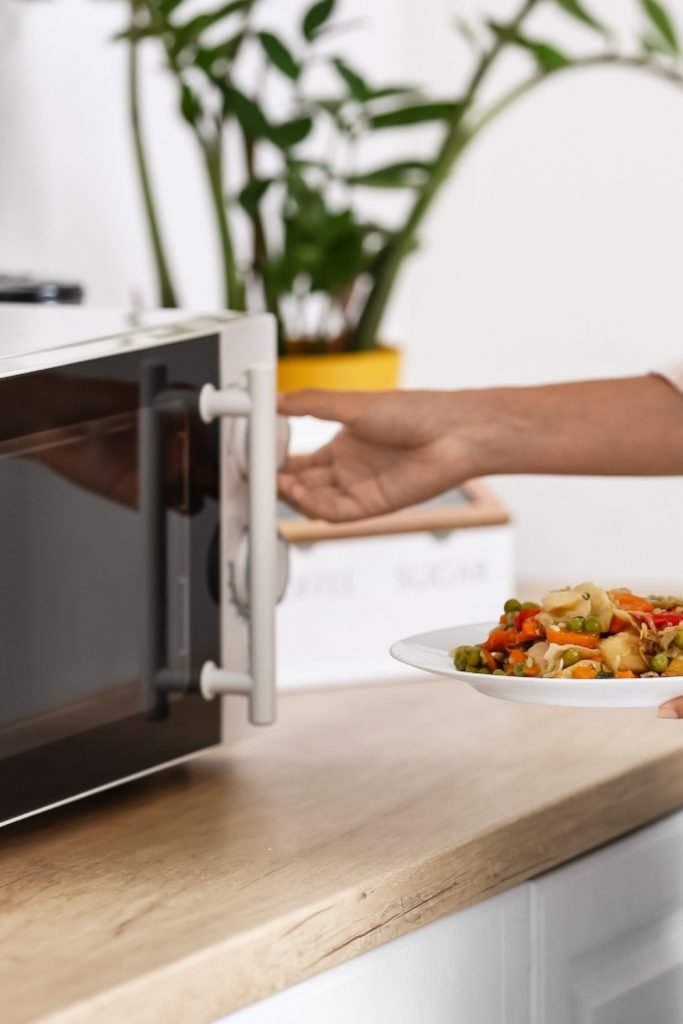 Can You Microwave Paper Plates And Keep Things Safe?