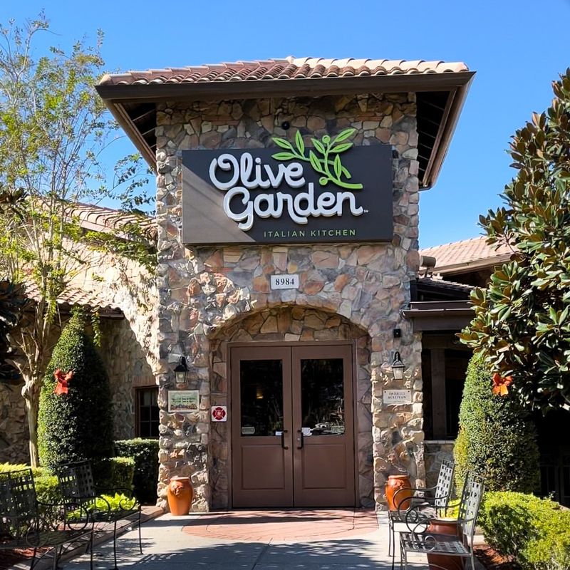 23 Restaurant Chains That Serve Bread So Good It Steals The Show