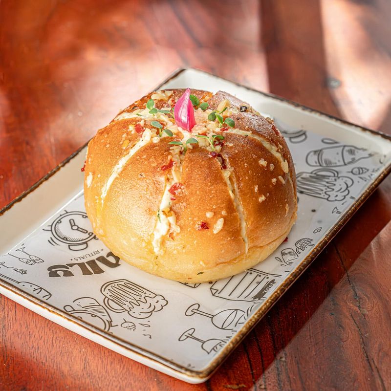 23 Restaurant Chains That Serve Bread So Good It Steals The Show
