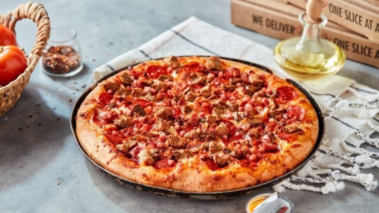 20 Mistakes Everyone Makes When Ordering At A Pizzeria