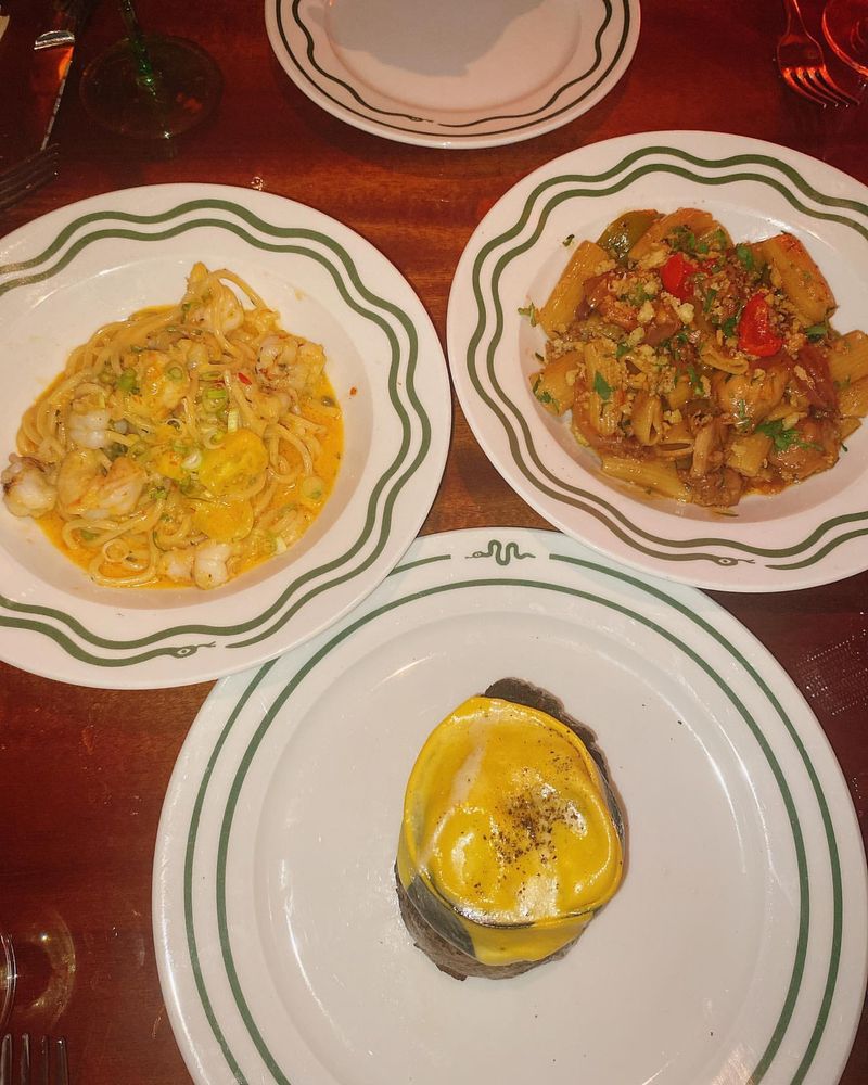 20 Restaurant Red Flags You Should Never Ignore 20 Restaurant Red Flags You Should Never Ignore