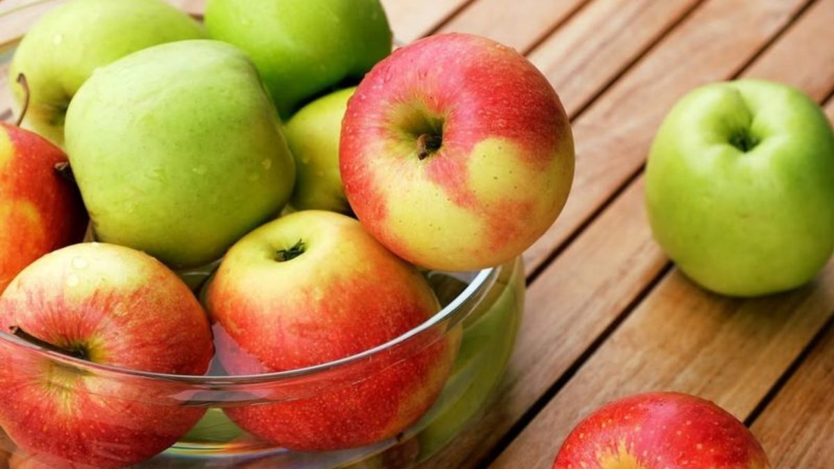 13 Surprising Health Benefits Of Eating An Apple Every Day