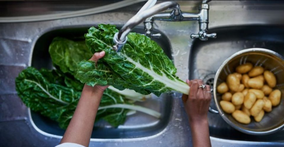 15 Common Mistakes People Make When Washing Produce