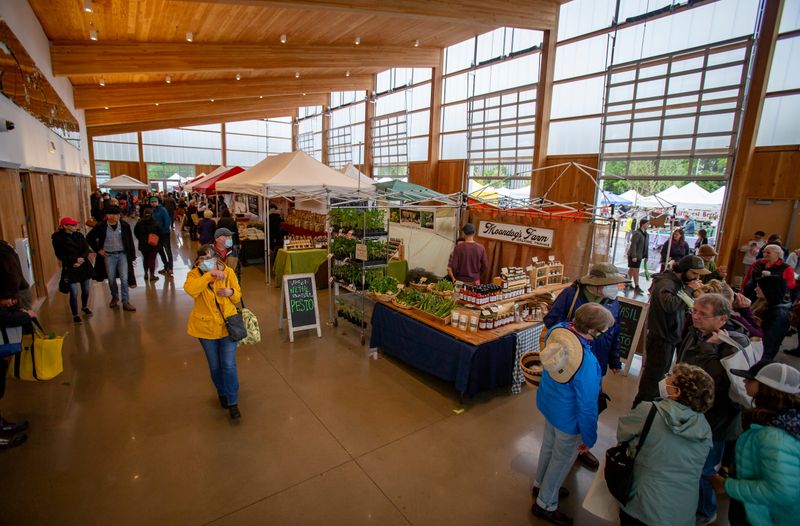 17 Best Farmers Markets In Oregon And What To Eat At Each One