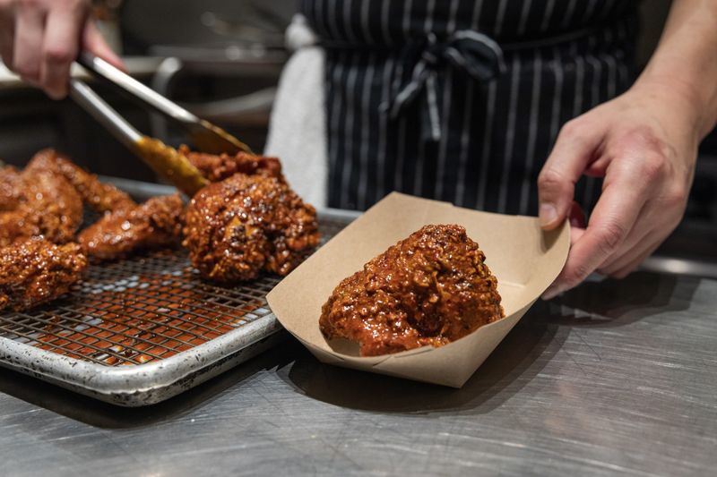 15 Best-Known Fried Chicken Spots In New York (From Chefs To Hole-In ...